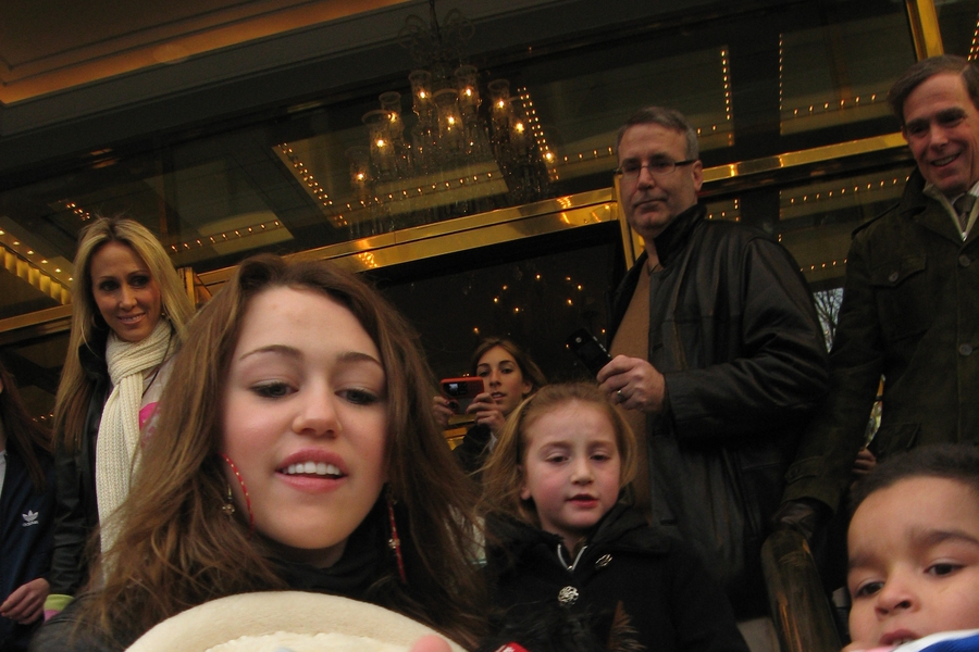 Miley Cyrus Miley Cyrus - Signing Autographs at "Late Show with David ...