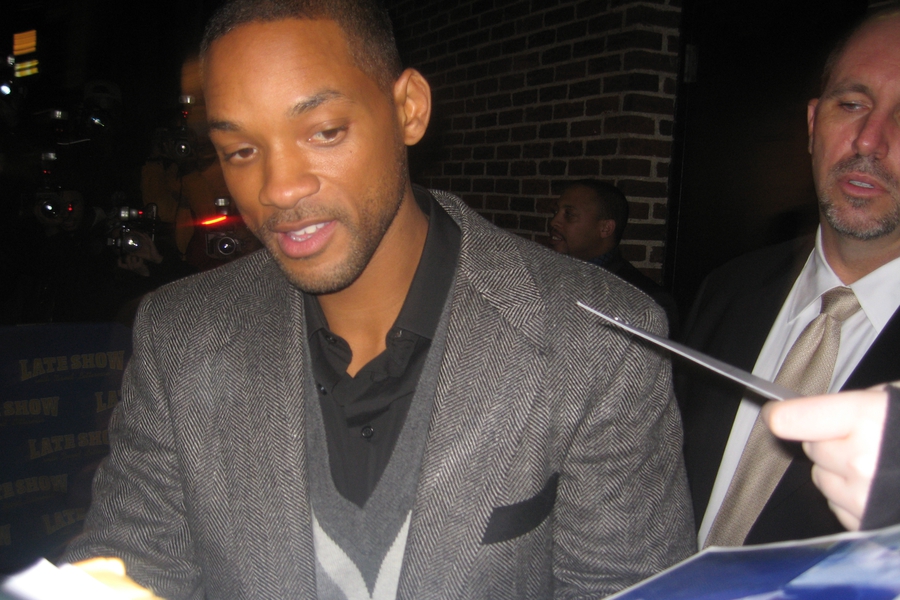 Will Smith Will Smith - SIGNING AUTOGRAPHS while promoting in NYC Video ...