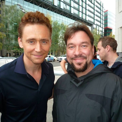 Tom Hiddleston Autograph Profile by RACC - Tom Hiddleston Autographs ...