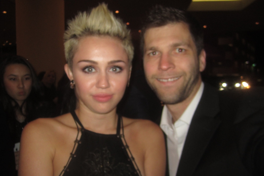 Miley Cyrus Miley Cyrus - Signing Autographs at "Late Show with David ...