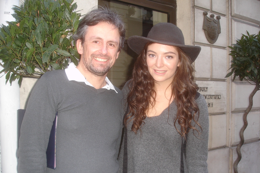 Lorde Autograph Profile by RACC - Lorde Autographs, Signing Photos ...